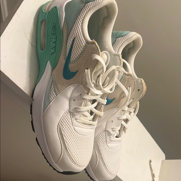 Nike | Shoes | Nike White And Green Sneakers With Cushioned Midsole ...
